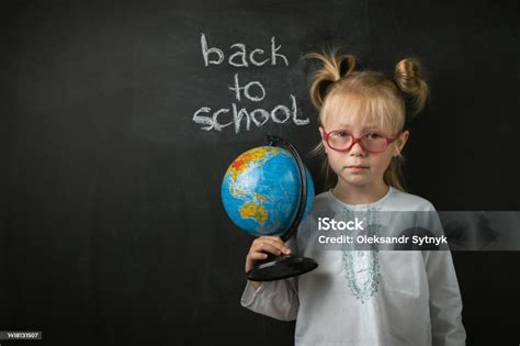 안경을 쓴 작은 백인 소녀의 초상화 검은 학교 게시판 배경에 지구를 들고있는 초등학생 학교 개념으로 돌아가기 2 3 살에 대한 스톡 사진 및 기타 이미지 Istock