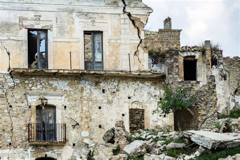 Como Cidade Fantasma Da It Lia Que Poucos Se Atrevem A Visitar Viagem Casa Vogue