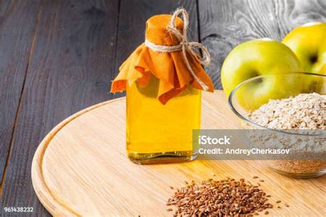 나무 테이블에 유리 용기에 숟가락과 아마 씨 기름에 갈색 아마 씨앗 아마 기름은 오메가3 지방산 풍부 하다 0명에 대한 스톡 사진 및 기타 이미지 Istock