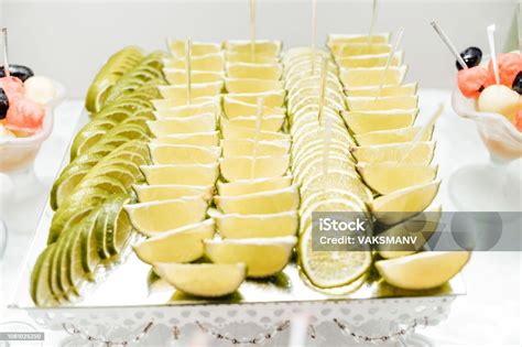 결혼식 체 더 링 한 럭셔리 결혼식 피로연에서 맛 있는 캔디 바입니다 0명에 대한 스톡 사진 및 기타 이미지 0명 결혼식 과일 Istock