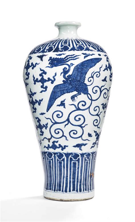 RARE VASE EN PORCELAINE BLEU BLANC MEIPING Auctions Price Archive