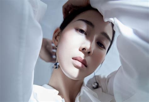 张钧甯真是媚到骨子里了，一丝不露却风情万种，小露香肩好养眼！ 知乎