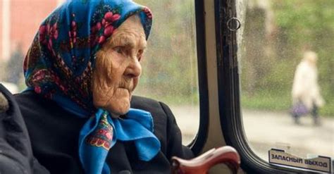 Їхала я на автобусі як раптом задзвенів телефон старенької бабусі