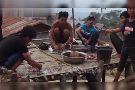东南亚原著居民生活，入口不足一米，底下藏着一个繁华世界入口繁华世界生活