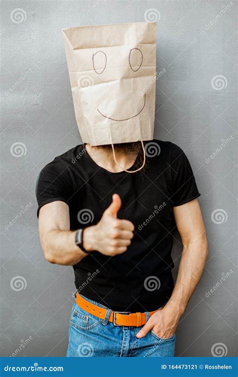 Hombre Con Una Bolsa De Papel En La Cabeza Imagen De Archivo Imagen