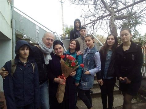 სენაკის N1 სკოლის მოსწავლეებმა დედის დღე სკოლის ღვაწლმოსილ და ღირსეულ პედაგოგს პირადად მიულოცეს