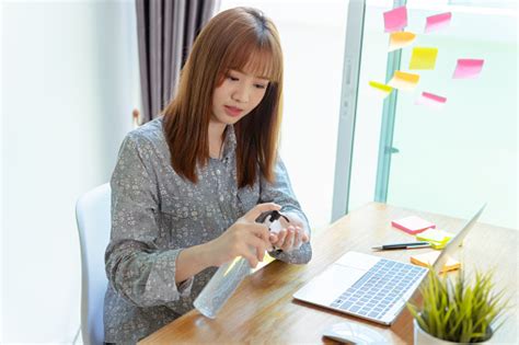 마스크 펌프 핸드 젤 알코올 청소 소독제를 착용 하는 아시아 여성은 집에서 작동 하 고 보호 코로나 바이러스 검역 작업장의