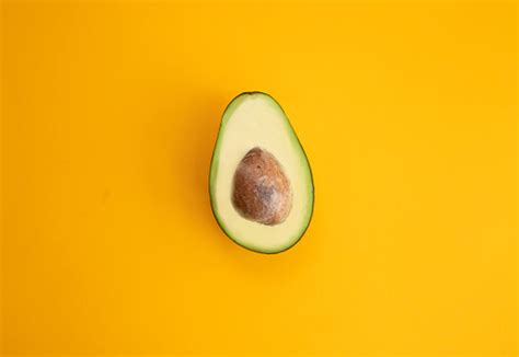 밝은 노란색 배경 평면도 플랫 누워에 잘 익은 슬라이스 아보카도를 닫습니다 아보카도와 열 대 여름 추상적 인 배경 개념에 대한 스톡 사진 및 기타 이미지 Istock