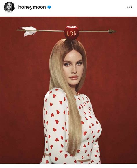 Lana Del Rey Este Noua Imagine Skims Brandul De Lenjerie Al Lui Kim