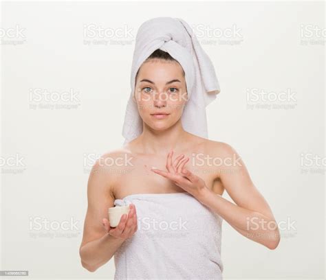머리에 수건을 가진 쾌활한 소녀의 아름다움 초상화가 고립되어 있습니다 얼굴 피부 관리 및 건강 개념흰색 배경에 클로즈업 사과를