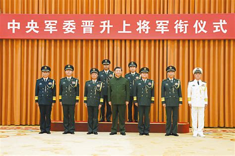 習近平向晉升上將軍銜軍官頒發命令狀 香港文匯報
