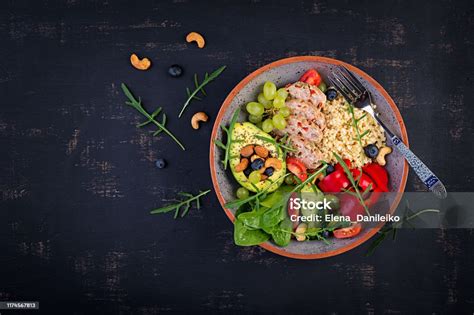 미트로프 벌거 아보카도 달콤한 후추 토마토 오이 딸기와 견과류와 부처님 그릇 요리 해독과 건강한 슈퍼푸드 그릇 컨셉 오버 헤드