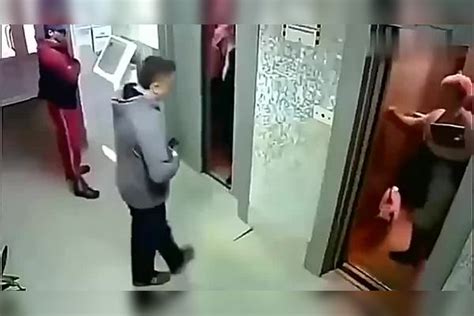 男子刚想上电梯，突然发现不对劲，监控拍下危险一幕刚想上监控电梯