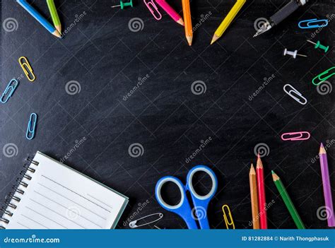 Il Lato Delle Offerte Di Scuola Rasenta Un Fondo Della Lavagna Scuola S