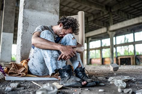 버려진 건물에 앉아 내면의 혼란과 절망을 표현하는 슬픈 남자 갈기갈기 찢어진에 대한 스톡 사진 및 기타 이미지 갈기갈기 찢어진 개념 고독 개념 Istock