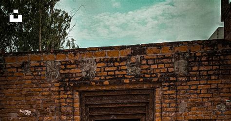 Foto Una Persona Parada En Una Puerta De Un Edificio De Ladrillo