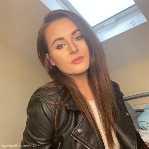 Watch Findom Goddess Sarah In Her Official Video Store Loyalfans