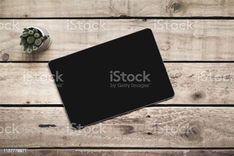 복사 공간이있는 나무 사무실 책상에 빈 빈 화면이있는 태블릿 장치 0명에 대한 스톡 사진 및 기타 이미지 0명 공란 기업 재무와 산업 Istock