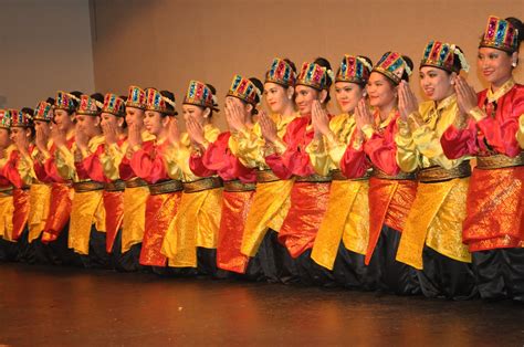 Kesenian Tari 10 NAMA TARIAN DAN GAMBAR DI INDONESIA