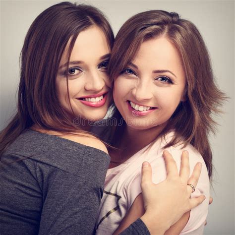 Duas Namoradas Bonitas Que Olham Com Amor E O Tendern Natural Imagem De