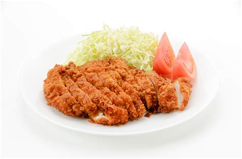 흰색 바탕에 접시에 갈가리 찢긴 양배추와 토마토를 곁들인 치킨 커틀릿 Chicken Katsu에 대한 스톡 사진 및 기타 이미지 Chicken Katsu 고기 고기