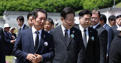 5·18 묘지 참배하는 더불어민주당