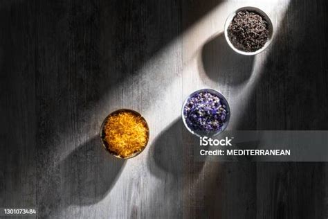 회색 나무와 밝은 빔에 홍차 맬로우와 금송화의 세 차 허브 그릇 0명에 대한 스톡 사진 및 기타 이미지 0명 3가지 개체 개체 그룹 Istock