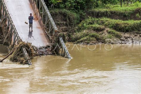 JEMBATAN PENGHUBUNG PUTUS DITERJANG BANJIR ANTARA Foto