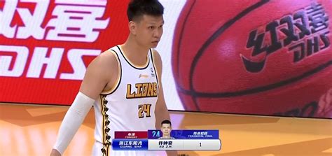 这波不冤！许钟豪与阿丘尔发生纠缠 随后向裁判演示动作被吹技犯 直播吧