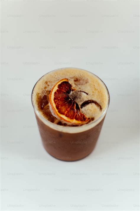 그 위에 오렌지 조각이 들어간 음료 사진 Unsplash의 목테일 이미지