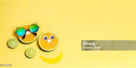 텍스트 신선하고 자연스러운 오렌지 과일 얇게 썬 레몬 선글라스 노란색 배경에 미소를 짓는 공간 일년 중 가장 행복한 날 행복한 노란 날 여름을 위한 공간이 있는 배너 개념에