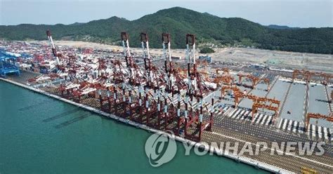 국내 최초 자동 안벽크레인 갖춘 부산항 신항 6부두 내일 개장