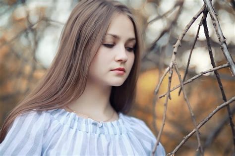 Chica Joven En Un Paseo En El Otoño Foto Premium