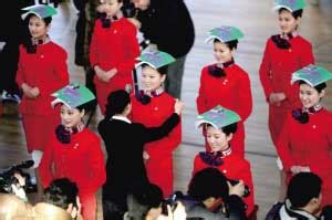 北京奥运礼仪小姐咬筷子训练微笑 图 资讯 凤凰网
