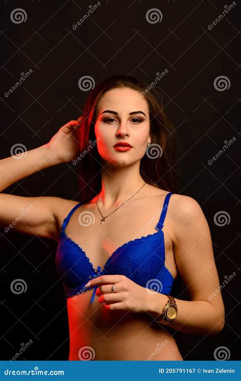 Hermosa Mujer Sexy En Ropa Interior Azul En Fondo Oscuro Perfecto