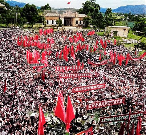 歷史時空 1967年 毛澤東發起文化大革命 香港六七暴動時期。原黑白照 Ai Colorized色彩