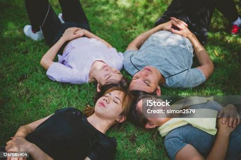 공공 공원에서 실행 한 후 풀밭에 누워 젊은 친구의 그룹 야외에 대한 스톡 사진 및 기타 이미지 야외 개념 공원 Istock
