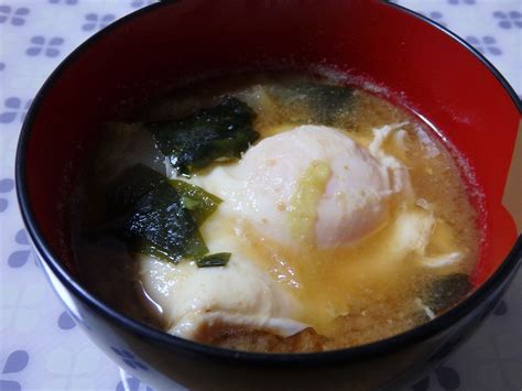 おとし卵とわかめとたまねぎのお味噌汁 レシピ・作り方 By 月のおと 楽天レシピ