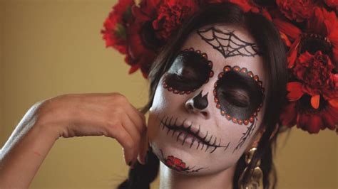 有关dia De Los Muertos フェスティバルメキシカンスカ 五颜六色的装饰品 人 人群 传统 传统服装 传统舞蹈