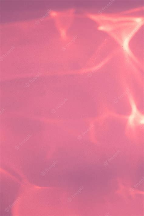 빛 그림자 오버레이 배경 수중 효과 이미지 모형 분홍색 빛 그림자 오버레이 배경 가성 반사 배경 굴절 패턴 흐리게 리플 물 표면xa 프리미엄 사진
