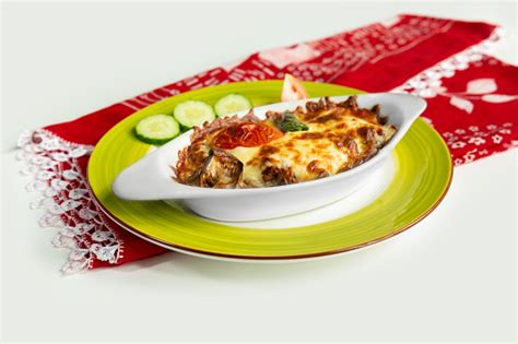 회색 배경에 화려한 테이블 천에 고립 된 접시에 샐러드와 함께 그리스 요리 무사카 가지 채소에 대한 스톡 사진 및 기타 이미지