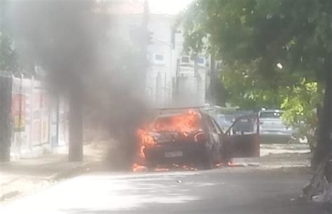 Carro é destruído por fogo no bairro de Tambiá em João Pessoa