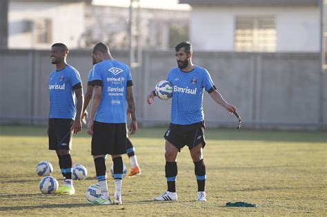 Douglas está fora do jogo contra o Goiás neste domingo Douglas está fora do jogo contra o