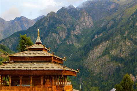 山の景色が美しいヒマーチャル プラデーシュ州の寺院 · 無料の写真素材