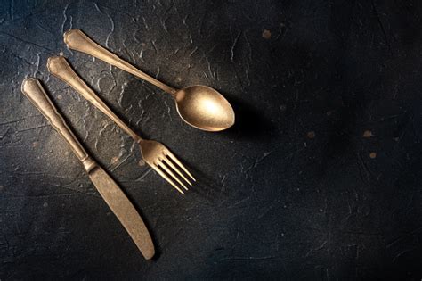 칼붙이 검은 슬레이트 배경에 숟가락 포크 그리고 칼 은제품 0명에 대한 스톡 사진 및 기타 이미지 0명 개념 개체 그룹