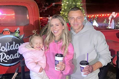 Joey Lawrence And Samantha Share Christmas Photo With Daughter Dylan