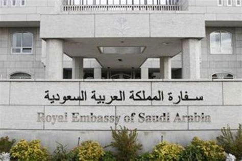 شابات يخلعن ملابسهن أمام قنصلية المملكة في استراليا صور