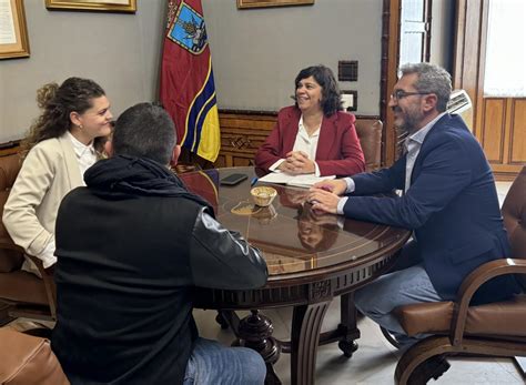 La alcaldesa de Sanlúcar y el alcalde de Puerto Serrano intercambian