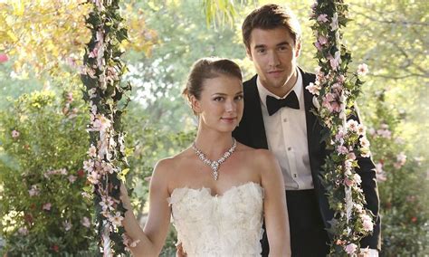 Revenges Emily Thorne Poses With Husband To Be Daniel Grayson Emily