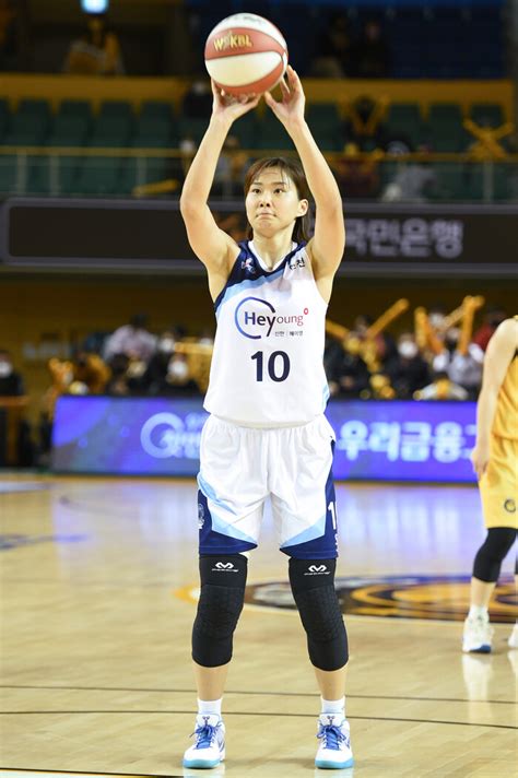 패배한 신한은행 빛바랜 유승희의 분전